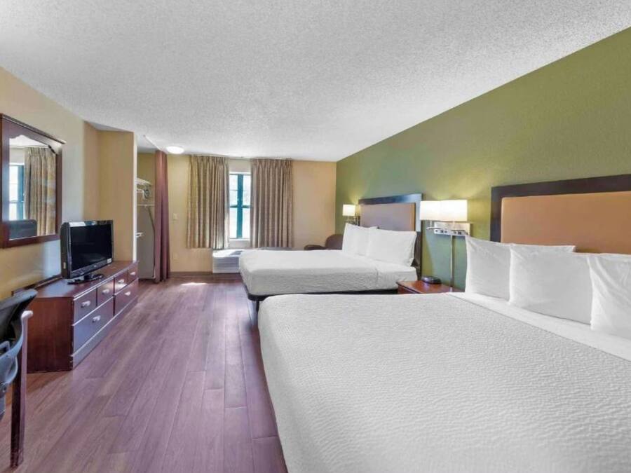 Quarto, 2 camas de casal, não fumadores | Wi-fi grátis, roupa de cama fornecida