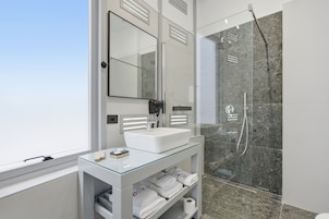 Quarto Duplo Deluxe, vista para o mar | Casa de banho | Um polibã, um secador de cabelo, toalhas fornecidas, sabão 