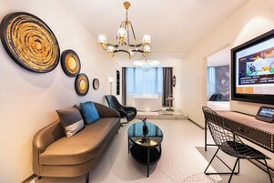 Quarto casal premier | Área de estar | TV LCD 72 polegadas com canais a cabo