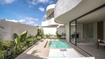 Piscina externa, espreguiçadeiras