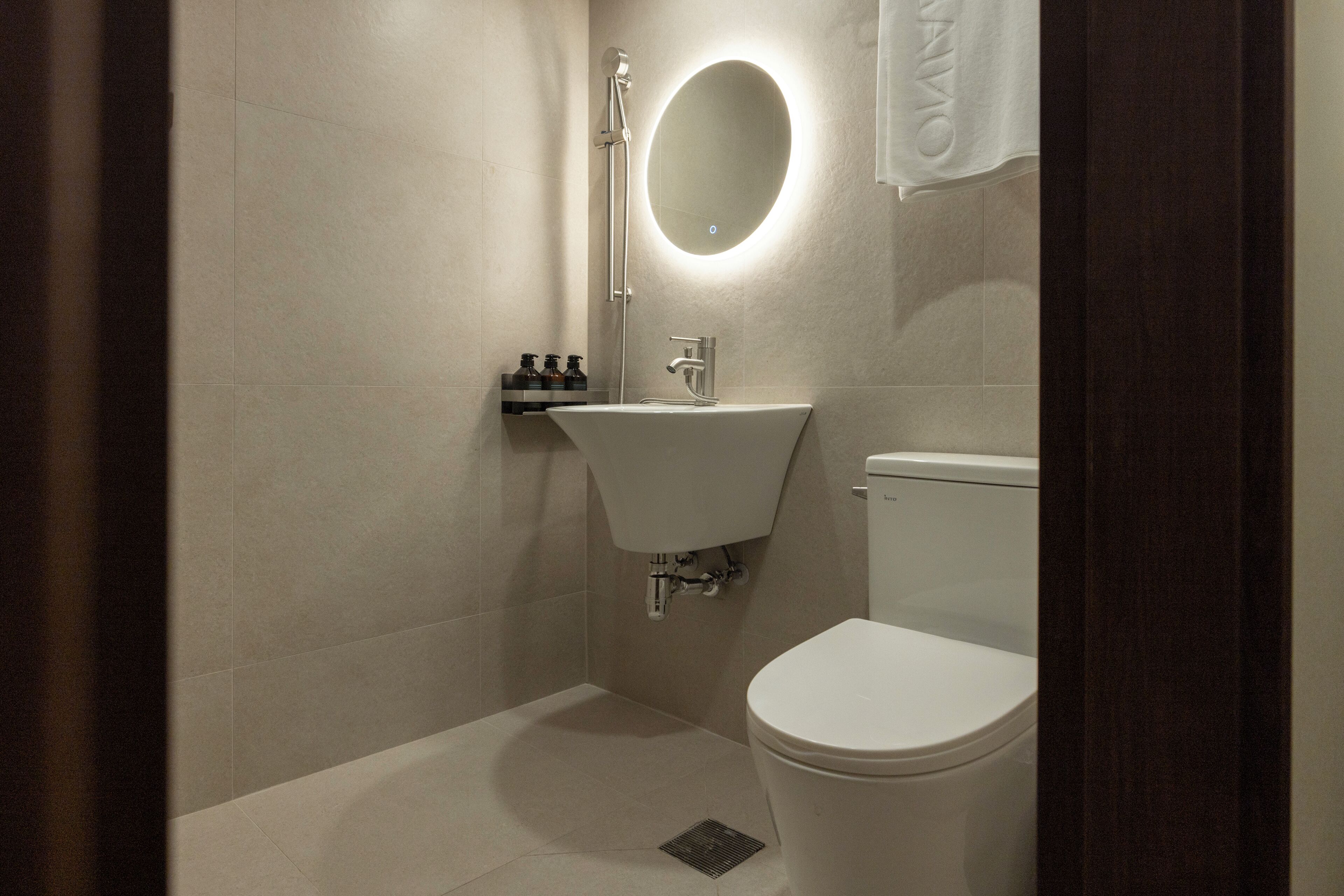 Quarto standard | Banheiro | Secador de cabelo, toalhas de banho, shampoo, papel higiênico