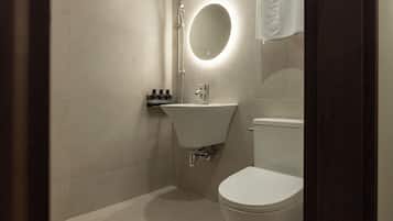 Quarto standard | Banheiro | Secador de cabelo, toalhas de banho, shampoo, papel higiênico