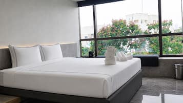 Quarto Duplo, Vista para a cidade | Cofre no quarto, secretária