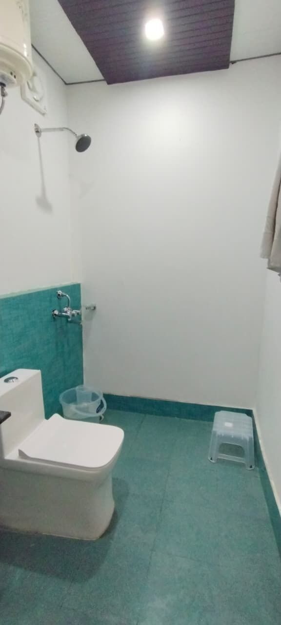 Quarto Deluxe | Casa de banho | Um polibã, artigos de higiene pessoal grátis, sabão 