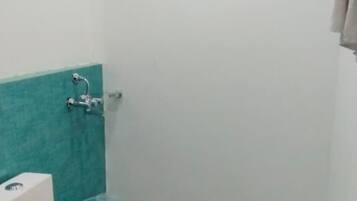 Quarto Deluxe | Casa de banho | Um polibã, artigos de higiene pessoal grátis, sabão