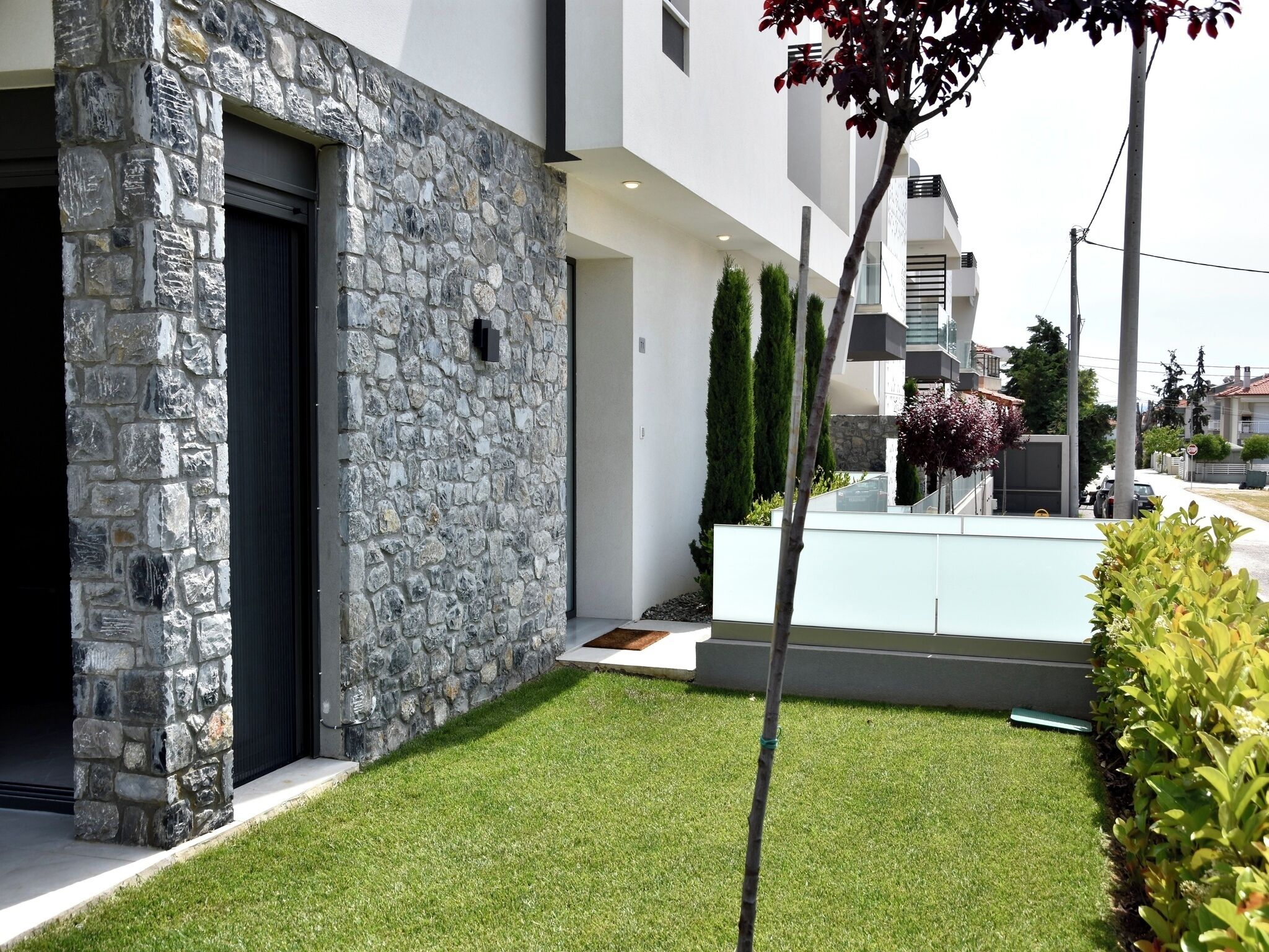 Vila, 3 quartos, para fumantes, sacada | Detalhe da fachada