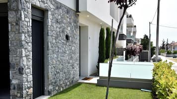 Vila, 3 quartos, para fumantes, sacada | Detalhe da fachada