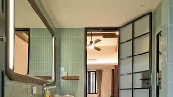 Quarto casal superior, vista para a colina | Banheiro | Produtos de toalete grátis, secador de cabelo, chinelos