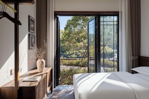 Casa com design assinado, vista para a colina | Roupas de cama premium, edredons de pluma, frigobar, cortinas blackout