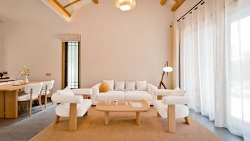 Vila superior, vista para a colina | Roupas de cama premium, edredons de pluma, frigobar, cortinas blackout