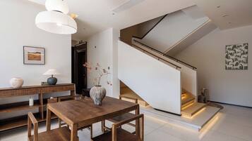 Casa superluxo, vista para a colina | Sala de estar | Impressoras
