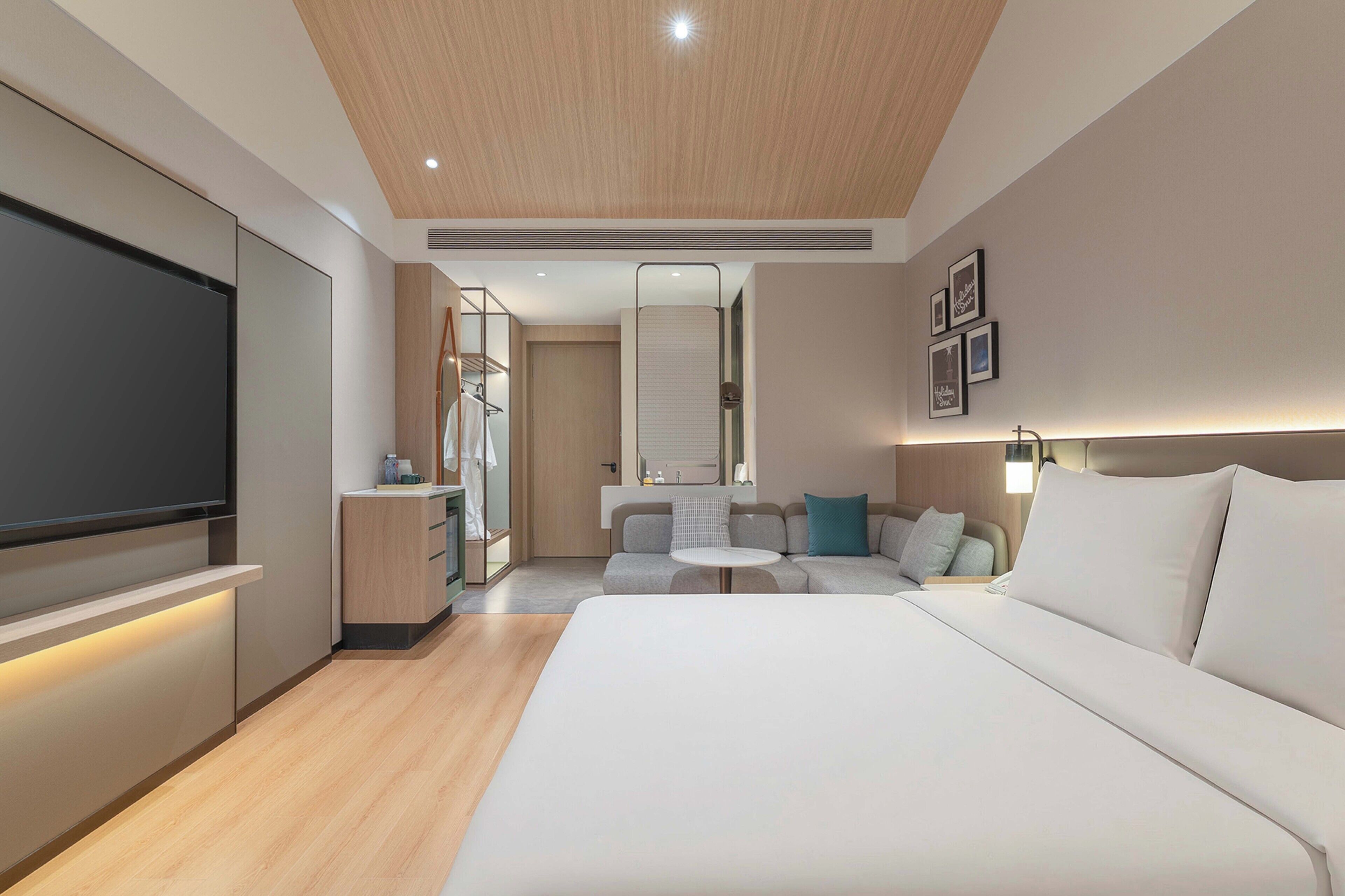 Edredons de pluma, cofres nos quartos, escrivaninha, cortinas blackout
