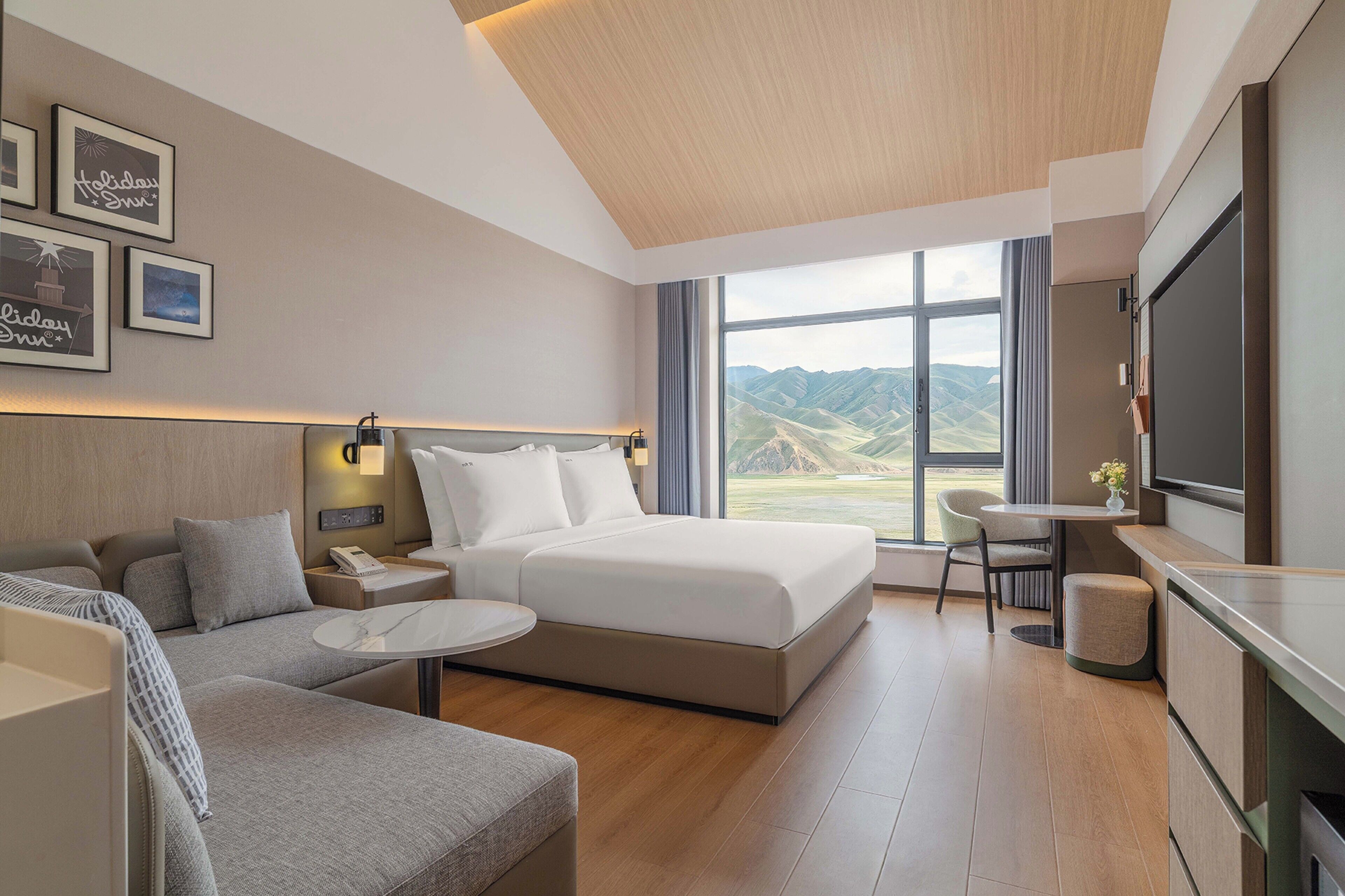 Edredons de pluma, cofres nos quartos, escrivaninha, cortinas blackout