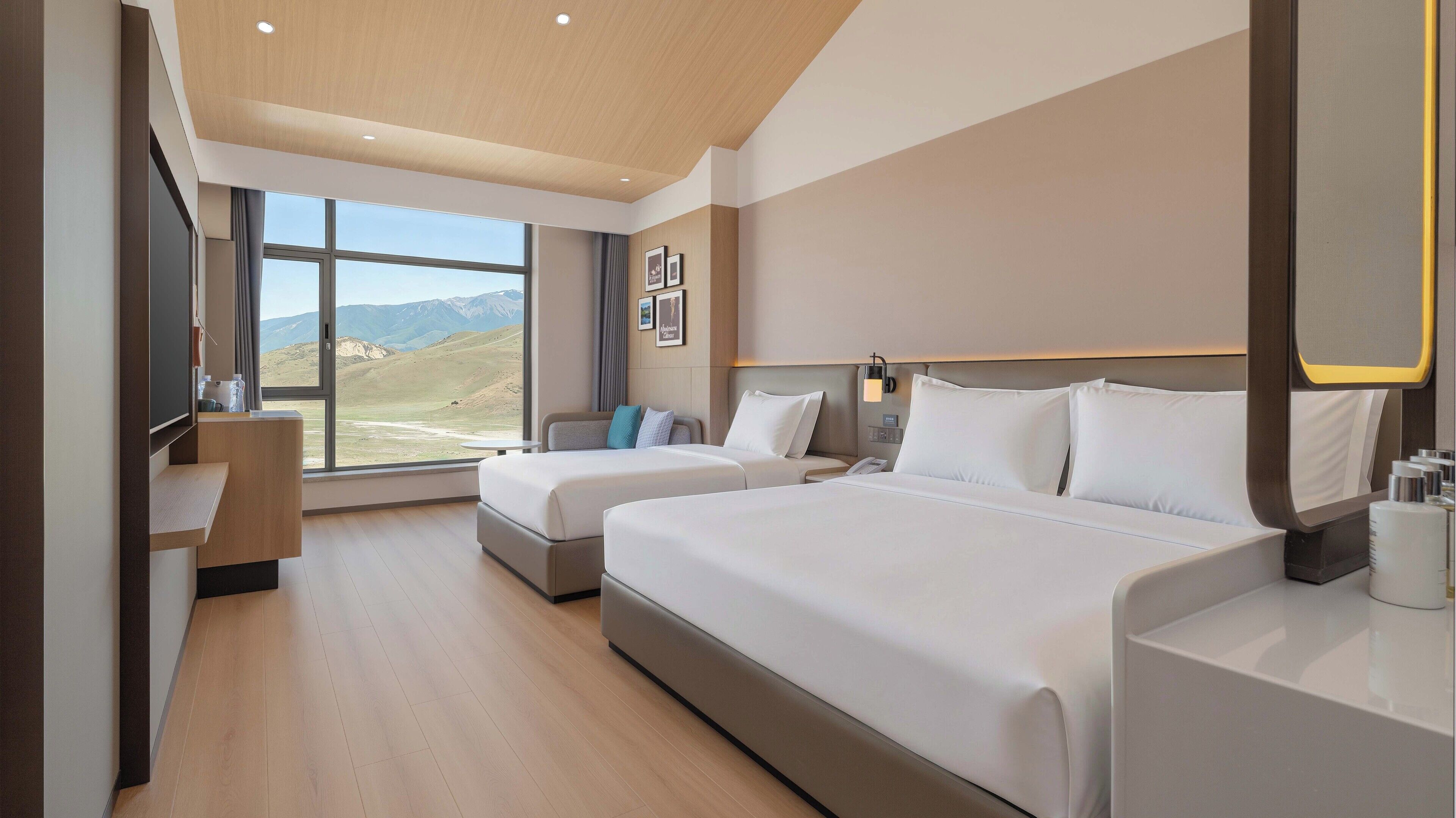 Quarto premium (Kid Theme) | Edredons de pluma, cofres nos quartos, escrivaninha, cortinas blackout