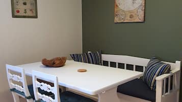Apartamento, vista para o lago | Opções para refeição