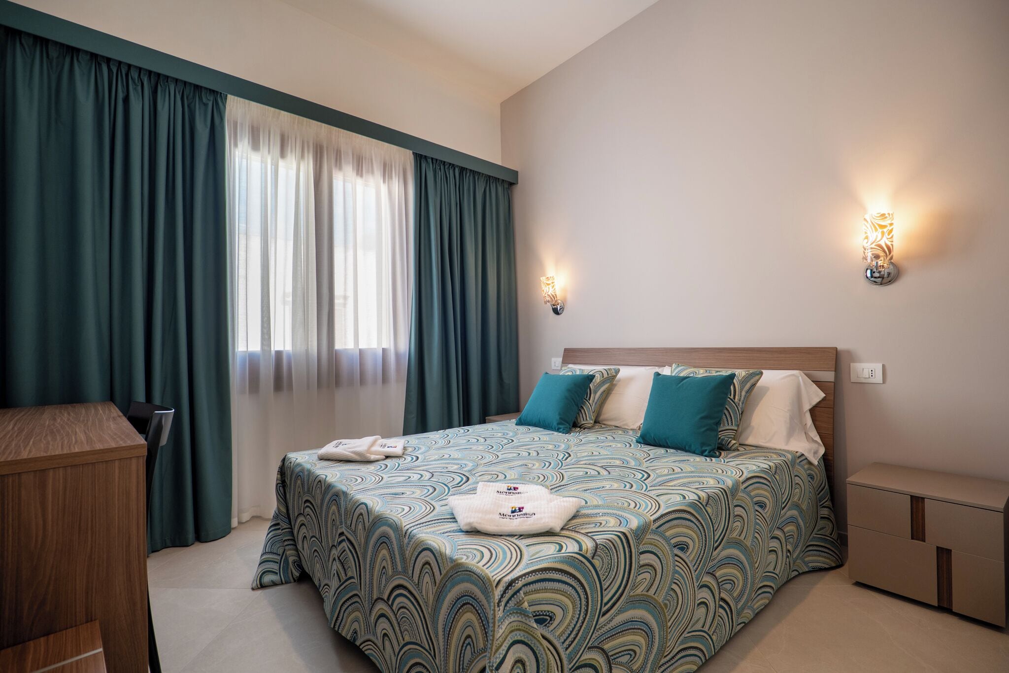 Quarto casal superluxo | Cofres nos quartos, escrivaninha, espaço de trabalho para notebook