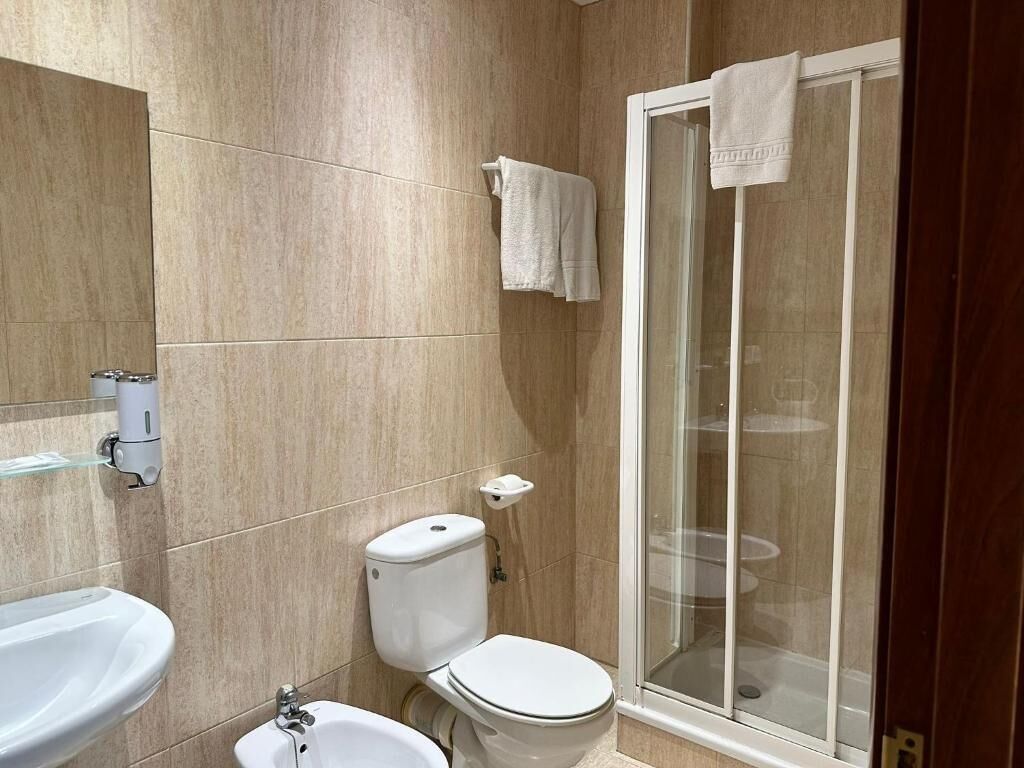 Quarto Duplo ou Twin, varanda, Vista para a cidade | Casa de banho