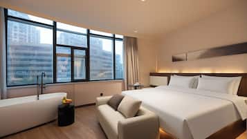 Quarto Duplo de Luxo, Vista para a cidade | Roupa de alta qualidade, edredões de penas, secretária