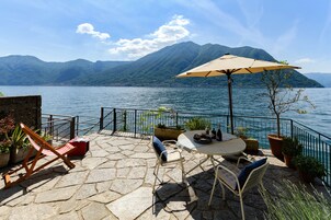 Duplex, vista para o lago | Opções para refeição ao ar livre
