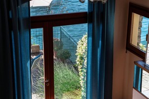Dúplex, vista para o lago | Interior