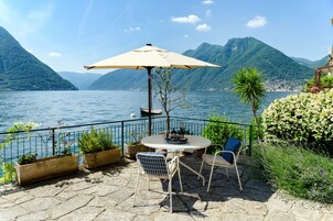 Duplex, vista para o lago | Opções para refeição ao ar livre