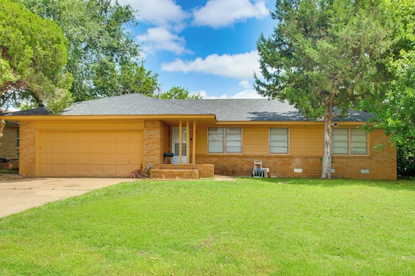 2 Mi To Ft Sill: Home W/ Fenced Yard, Near Walmart - Elgin, OK