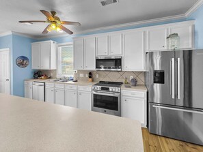 Casa, 3 quartos | Cozinha privada | Um frigorífico, um forno, uma cafeteira/bule, uma torradeira 