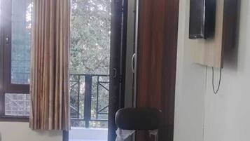 Quarto casal superior, vista para a cidade | Escrivaninha, Wi-Fi de cortesia