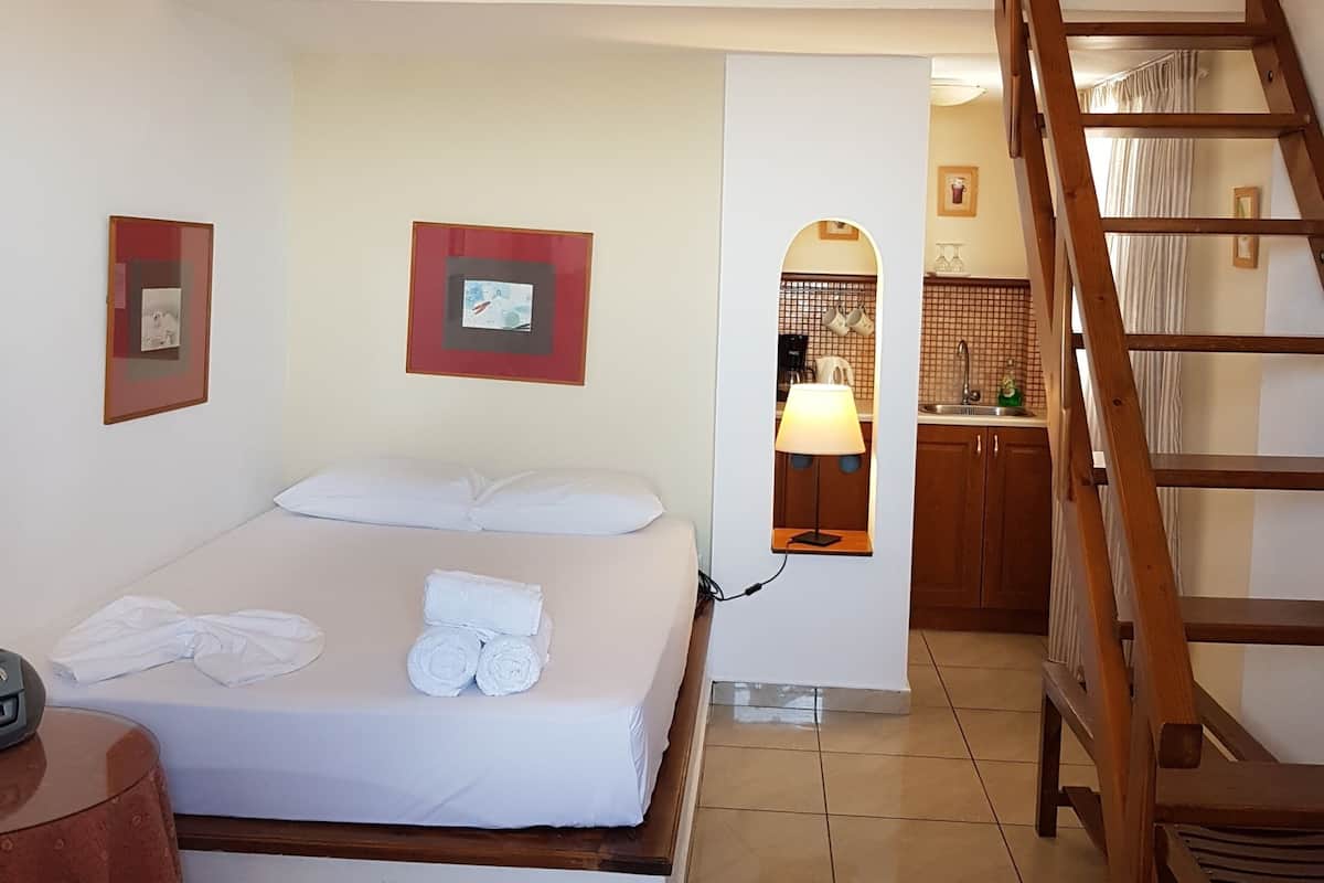 SANTORINI split level double room | Espaço de trabalho para notebook, ferros/tábuas de passar roupa