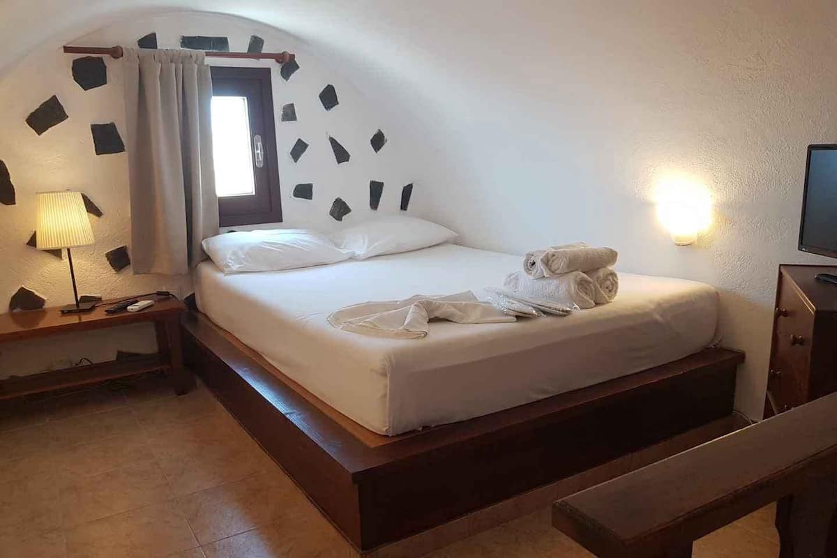 STROGILI split level double room | Espaço de trabalho para notebook, ferros/tábuas de passar roupa
