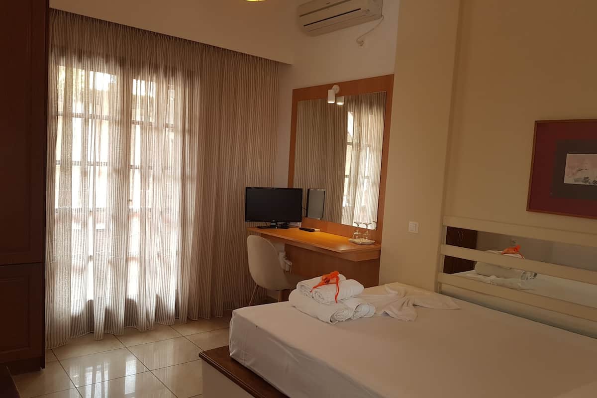 ROMANTIC tiny double room | Espaço de trabalho para notebook, ferros/tábuas de passar roupa