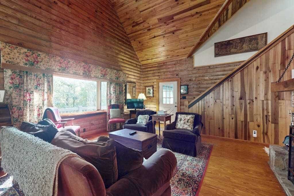 Dog-friendly Cabin With Mountain Views, Wood-burning Fireplace, And Wifi - Cashiers, NC