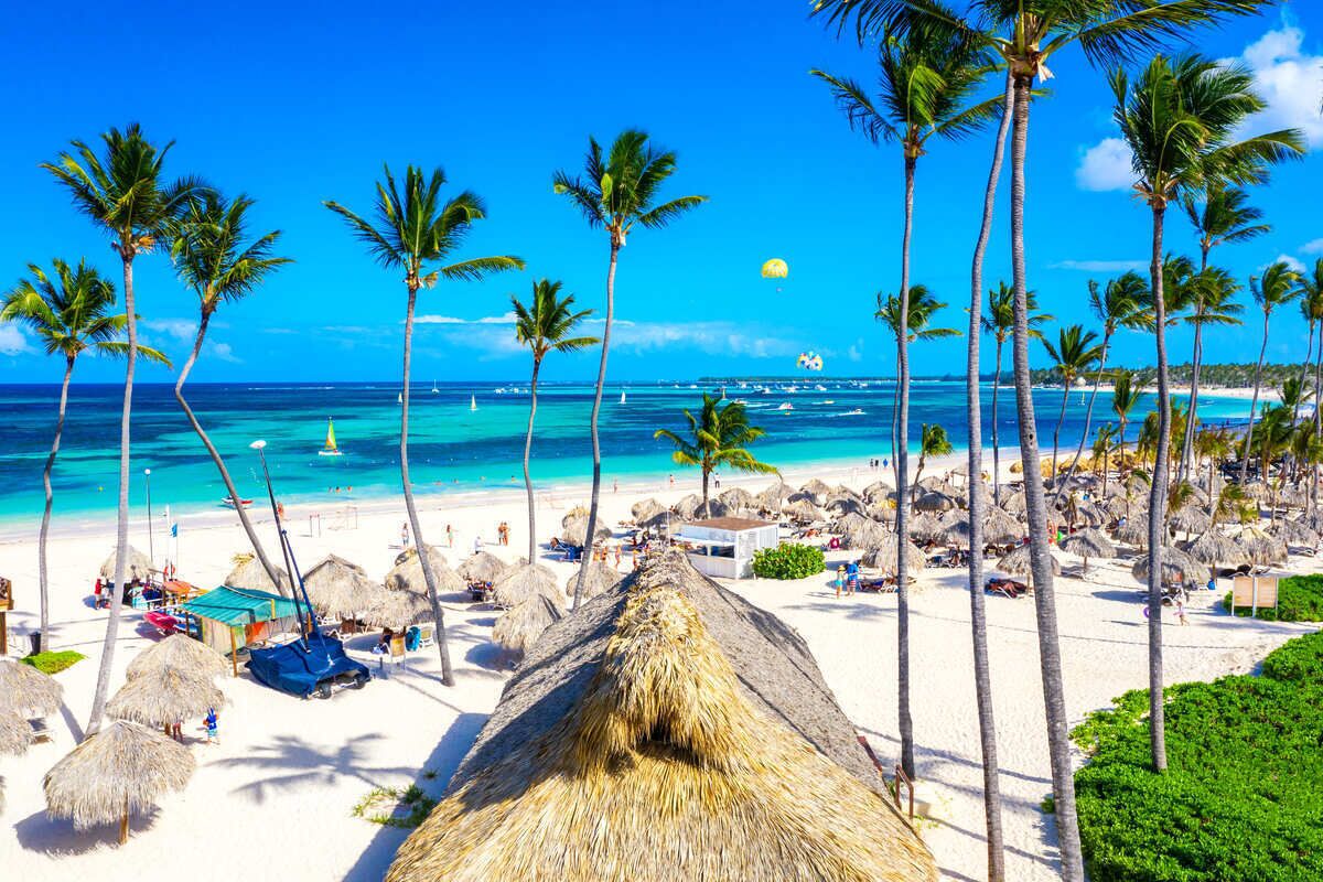 Perto da praia, areia branca, toalhas de praia, massagens na praia 