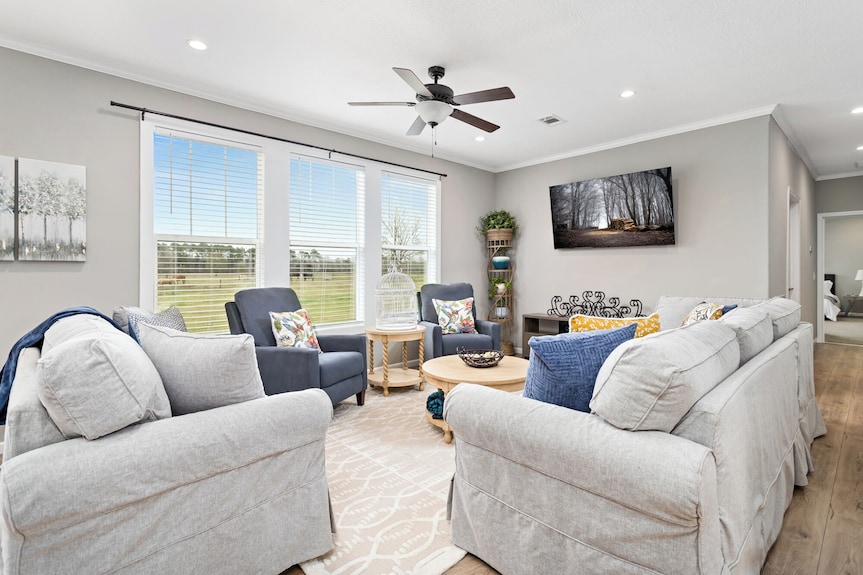 Mega Retreat With Hot Tub - Beaumont, TX