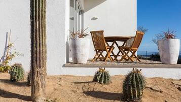 Quarto Duplo, vista para o jardim | Refeições ao ar livre
