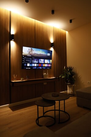 Apartamento, sacada | Área de estar | Smart TV 40 cm com canais a cabo