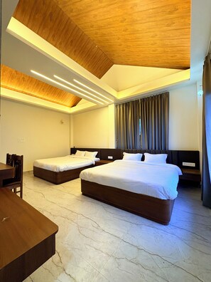 Quarto de hotel com duas camas, teto de madeira e piso de mármore.