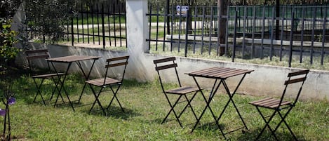 Apartamento, 2 quartos, varanda, vista para o jardim | Refeições ao ar livre