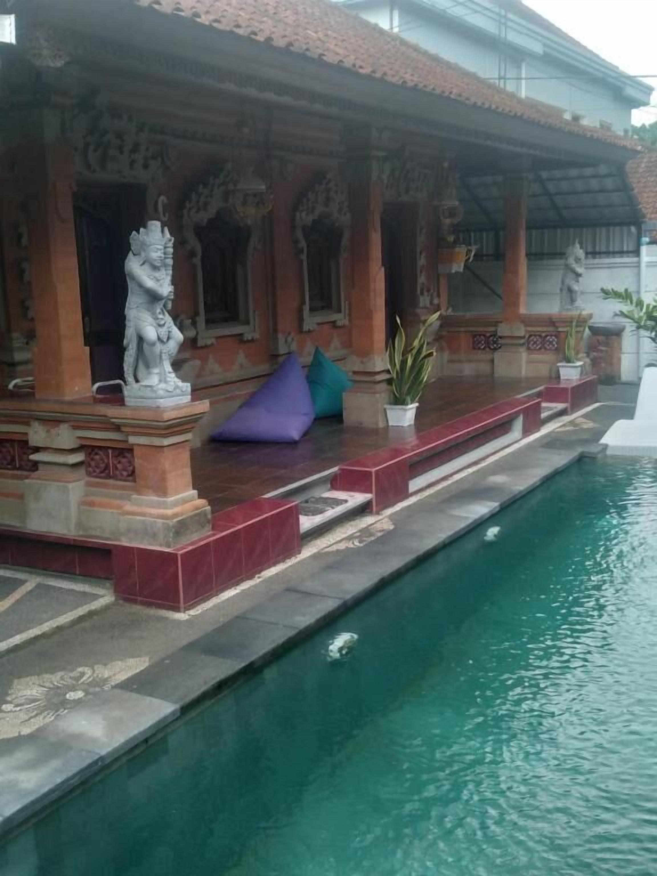 Quarto casal standard, para não fumantes, sacada | Piscina | Piscina externa, espreguiçadeiras