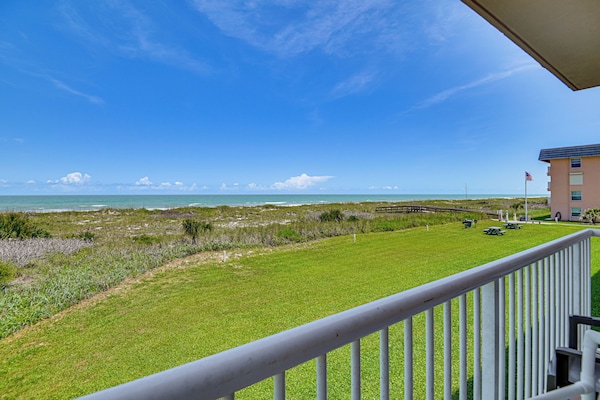Cool Off In The Ocean-view Pool! Cocoa Beach Unit - Cocoa Beach, FL
