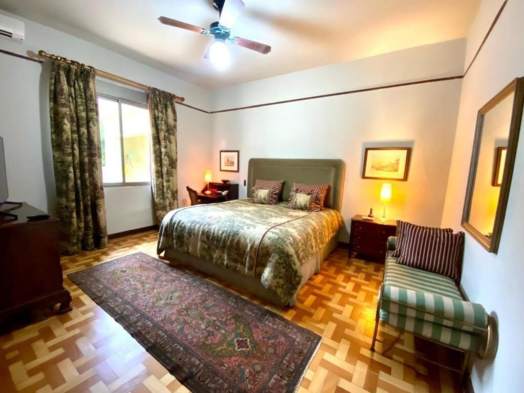 Apartamento luxo, 2 quartos | Cofres nos quartos, ferros/tábuas de passar roupa, Wi-Fi de cortesia