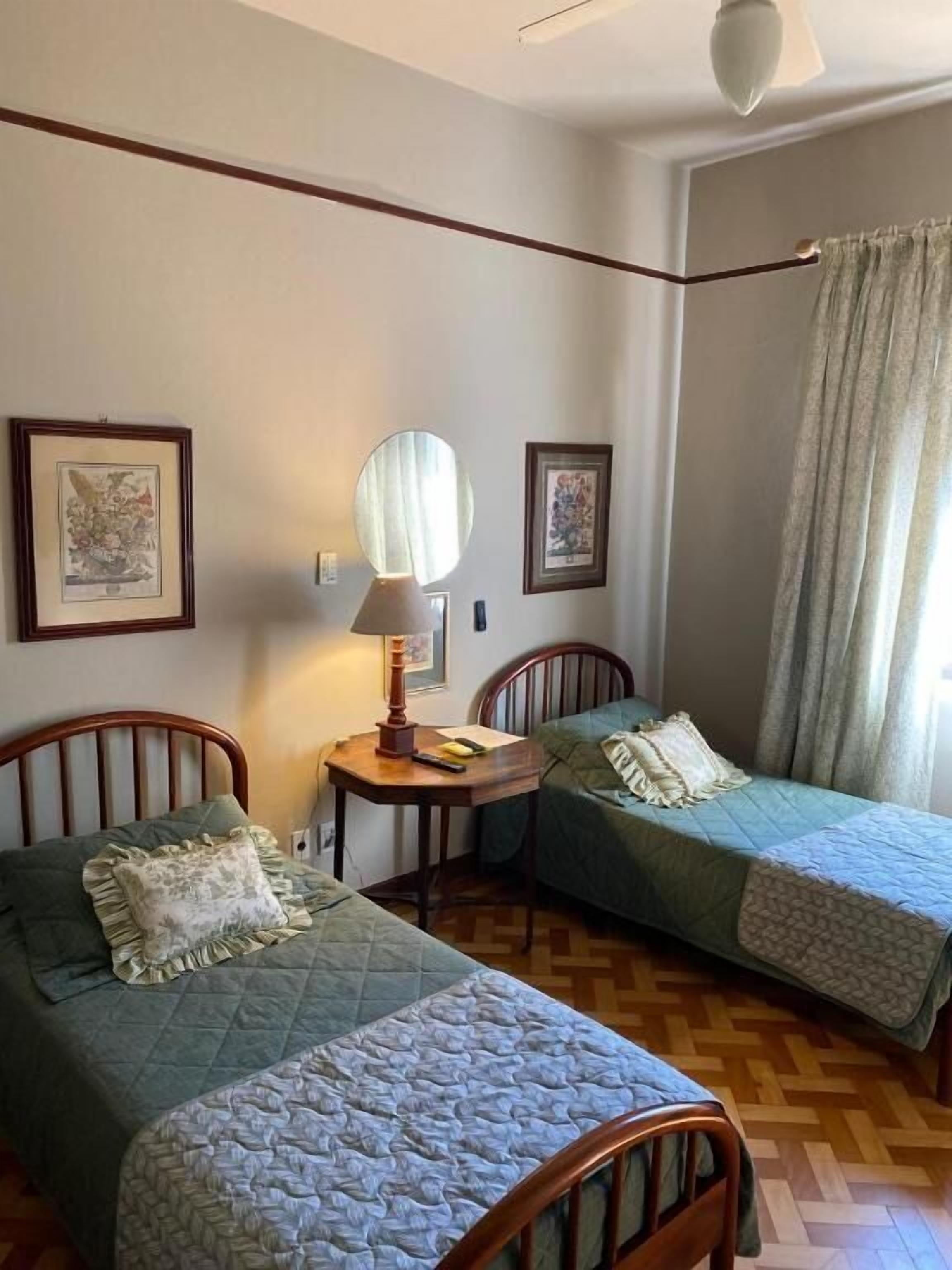 Apartamento família, 2 quartos | Cofres nos quartos, ferros/tábuas de passar roupa, Wi-Fi de cortesia