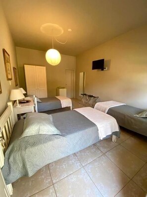 Quarto triplo, 3 camas de solteiro | Cofres nos quartos, ferros/tábuas de passar roupa, Wi-Fi de cortesia