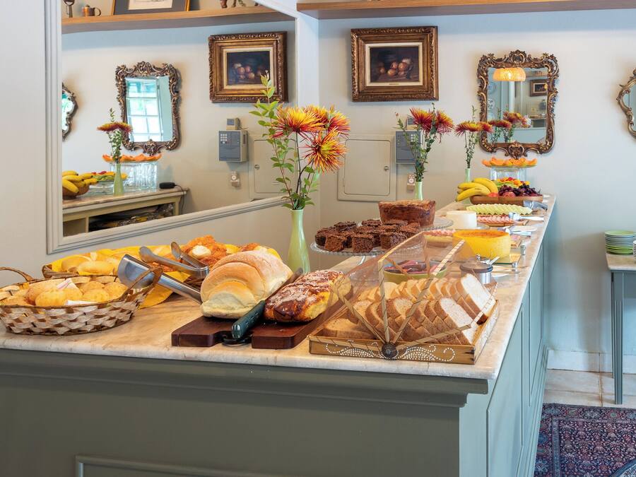 Café da manhã com buffet grátis todos os dias