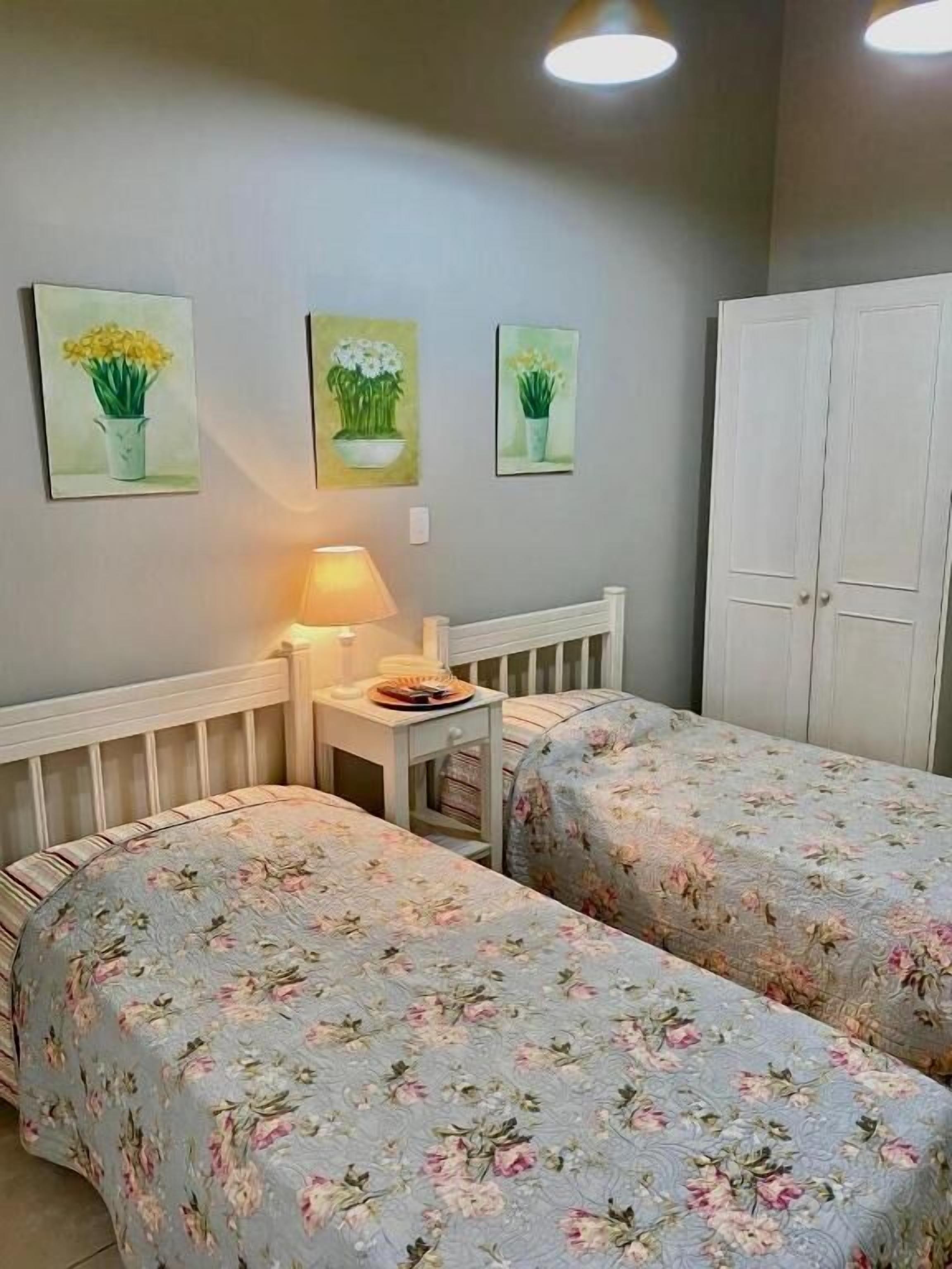 Quarto duplo | Cofres nos quartos, ferros/tábuas de passar roupa, Wi-Fi de cortesia
