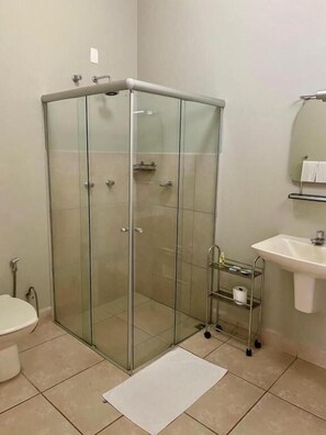 Quarto triplo, 3 camas de solteiro | Banheiro