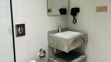 Apartamento superluxo | Banheiro | Chuveiro, secador de cabelo, toalhas de banho, sabonete
