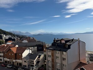 Um hotel com vista para um lago e montanhas.