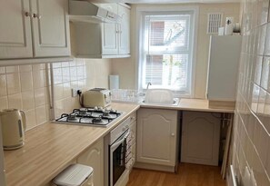 Geladeira, micro-ondas, fogão, cooktop