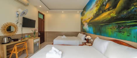 Quarto quádruplo standard, para não fumantes, vista para o jardim | Frigobar, Wi-Fi de cortesia, roupa de cama